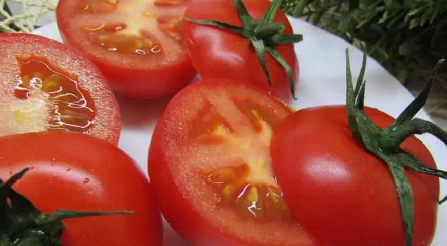 Tagliare i pomodori per 2 metà