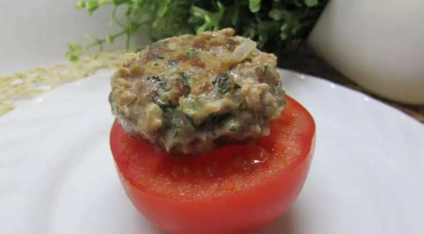 Di bahagian bawah tomato kami meletakkan cutlet