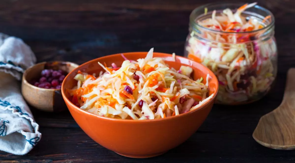 Zur Herstellung von Sauerkraut mit einem Lorbeerblatt in einem Glas brauchen: 39516_13