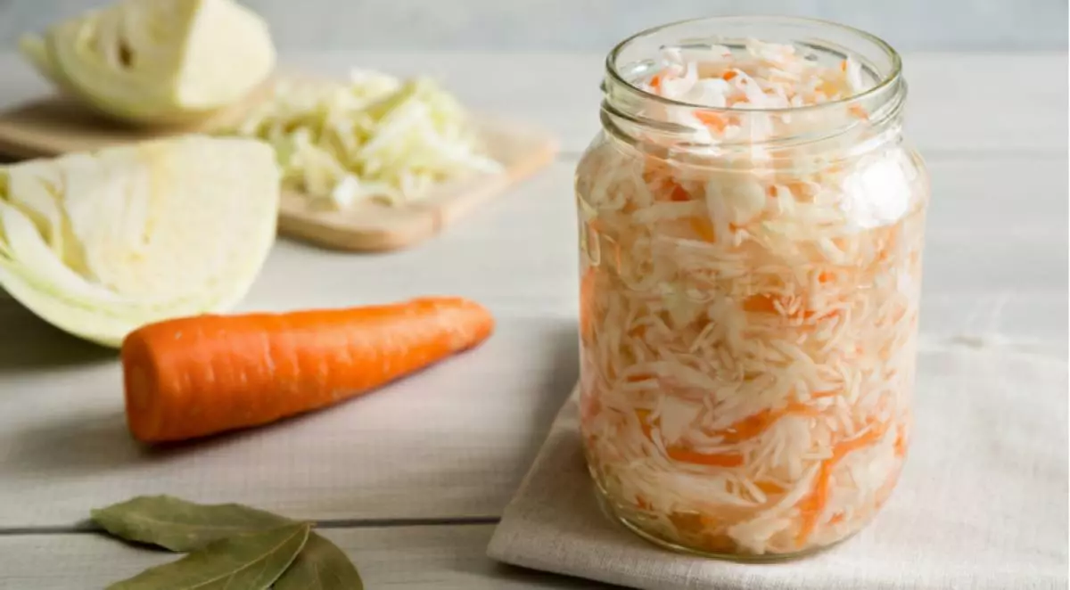 Untuk persiapan sauerkraut dengan lembaran laurel dalam kebutuhan toples: 39516_15