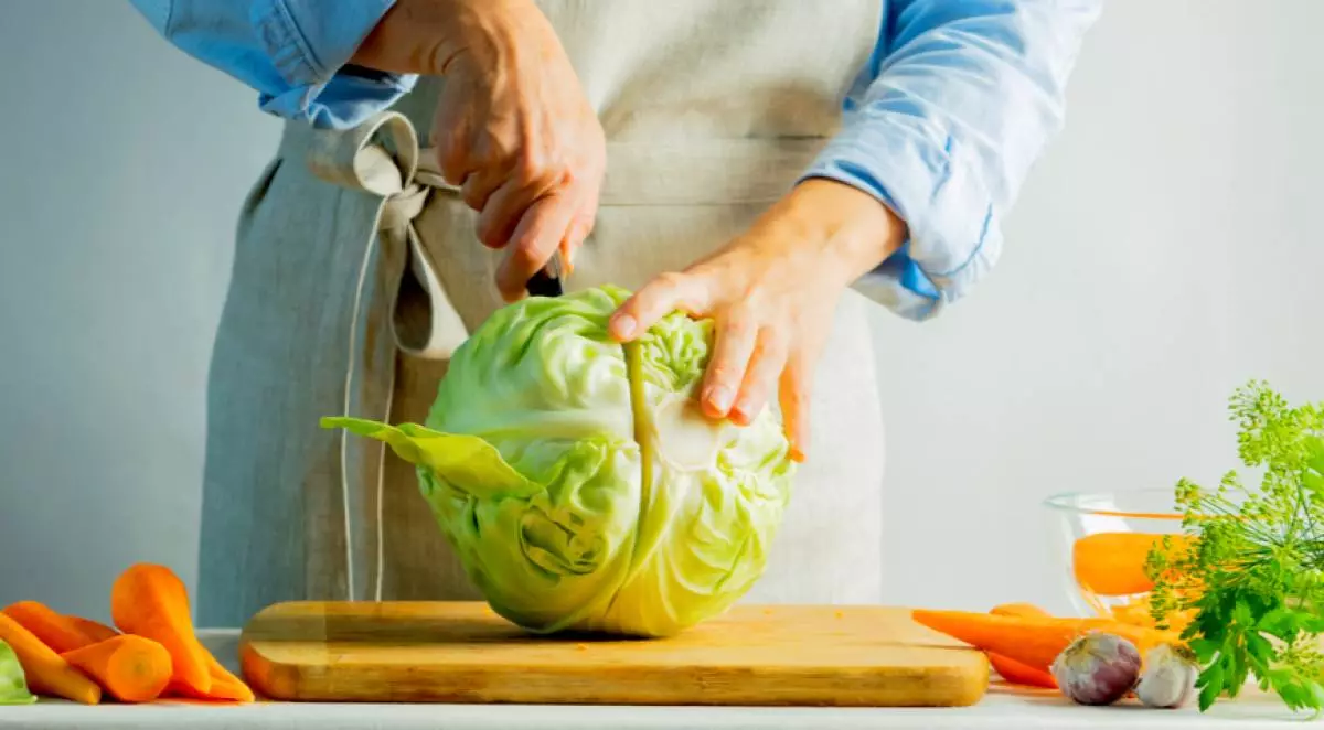 Zur Herstellung von Sauerkraut mit einem Lorbeerblatt in einem Glas brauchen: 39516_2