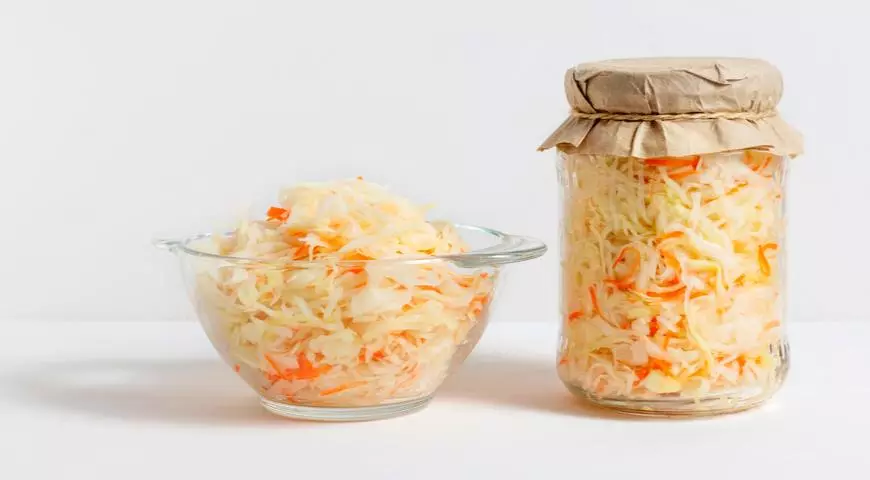 Fir d'Virbereedung vu Sauerkraut mat enger Laurelblat an engem Jar gebraucht: 39516_8