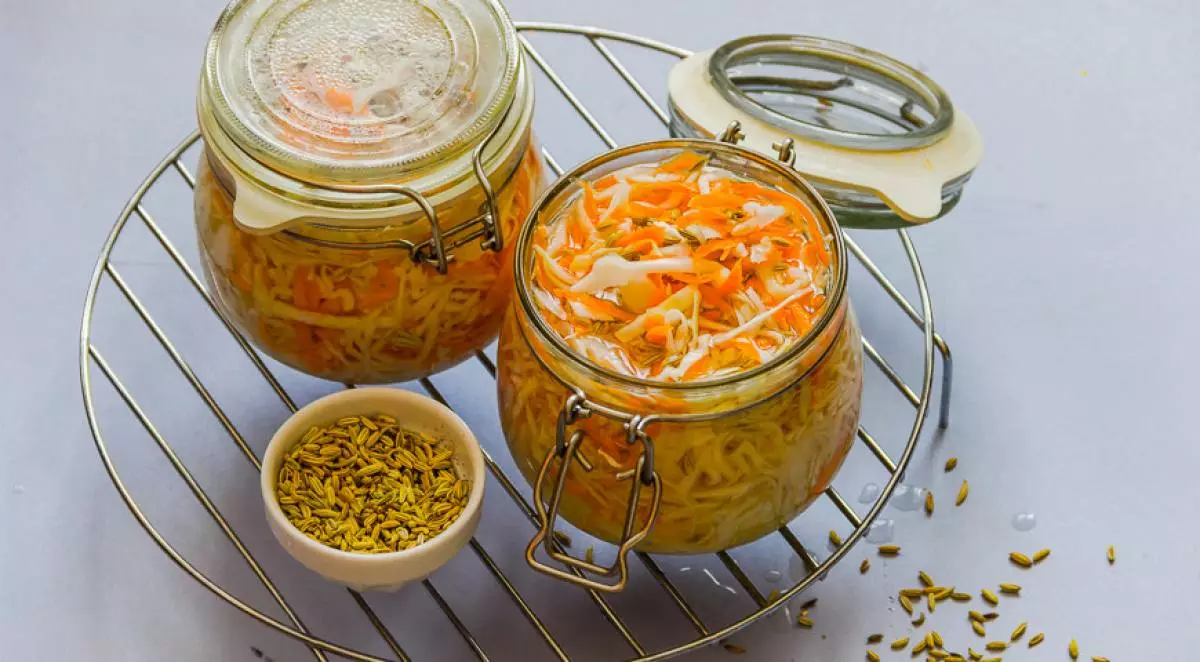 Zur Herstellung von Sauerkraut mit einem Lorbeerblatt in einem Glas brauchen: 39516_9