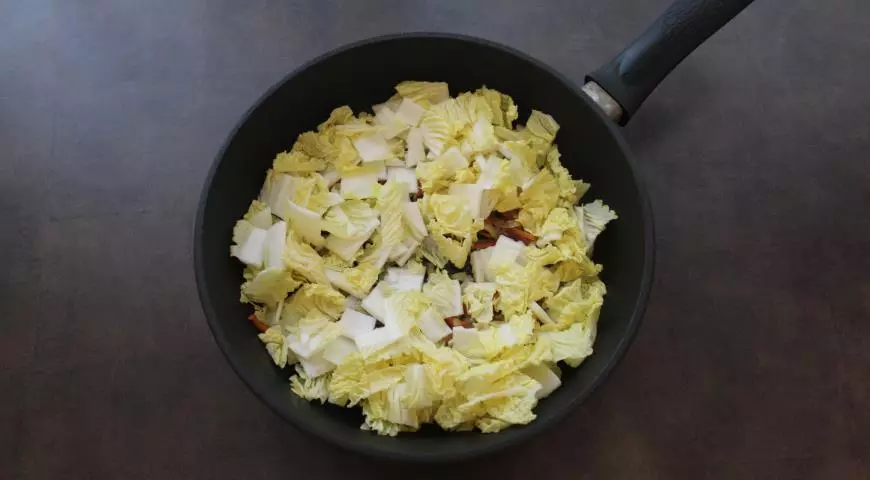 Couper les feuilles du chou chinois et ajoutez-les à la casserole