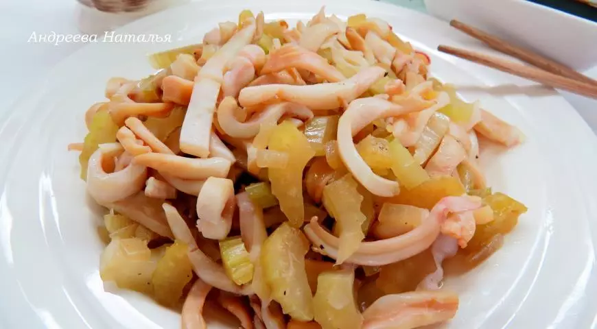 Squid Trung Quốc với gừng và cần tây