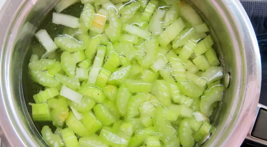 Cook celery 1 menit