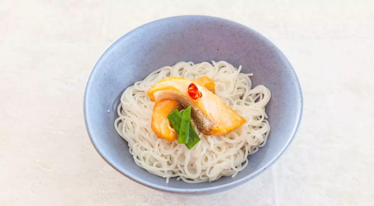 Sopa de peixe de macarrão de arroz
