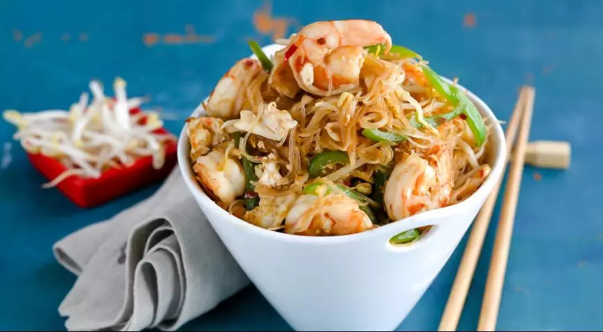 Awọn nudles Singapororen pẹlu awọn okuta