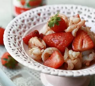 Salada de primavera com camarões e morangos