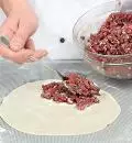 Fotó főzési recept: Chebureks készült puding teszt a marhahús, az 5. lépés