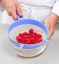 Litrato sa pag-andam sa usa ka resipe: raspberry jam sa usa ka hinay nga cooker, lakang nga numero 3