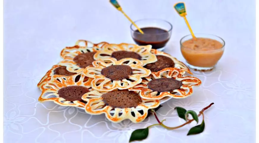 Pancakes na sunflowers na chocolate na sauces mkpụrụ osisi