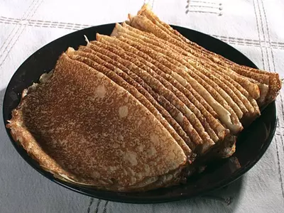 Manipis nga pancake gikan sa Olga Sutkin