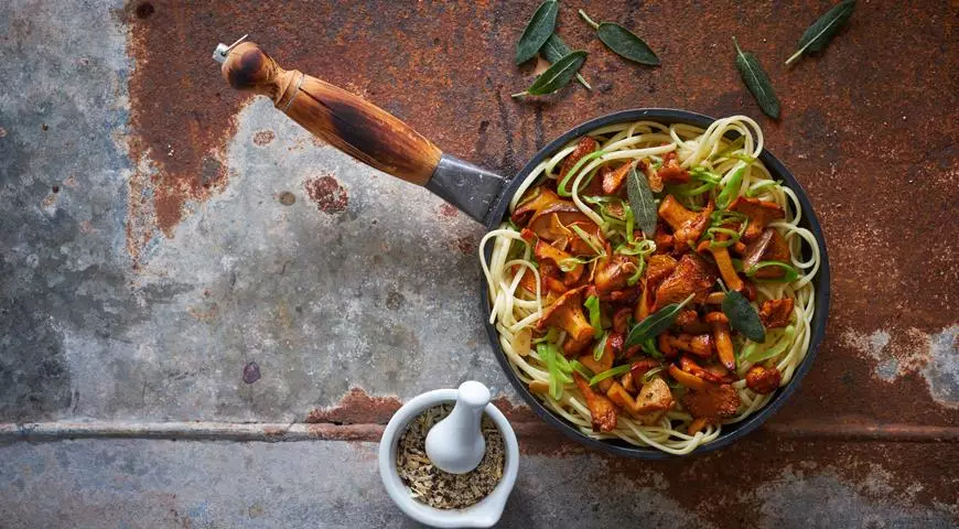 Pasta med kantareller og salvie