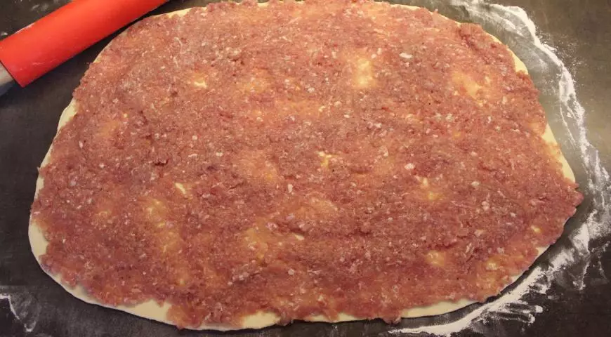 মালকড়ি বন্ধ রোল, minced পাতলা স্তর আউট রাখা