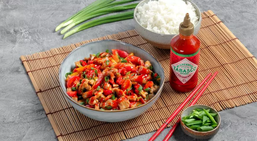 Turquie avec des légumes et une sauce Schrirac au wok asiatique