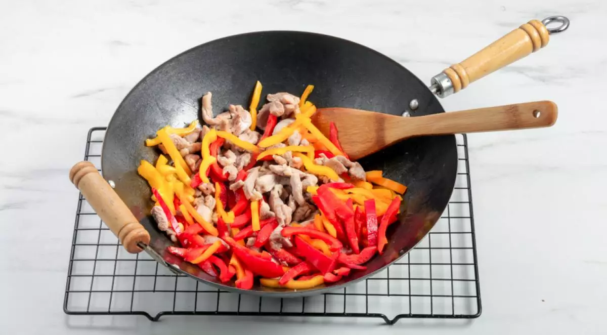 Photo de la préparation de la recette: la Turquie avec des légumes et une sauce Schrirac dans un wok asiatique, étape numéro 2