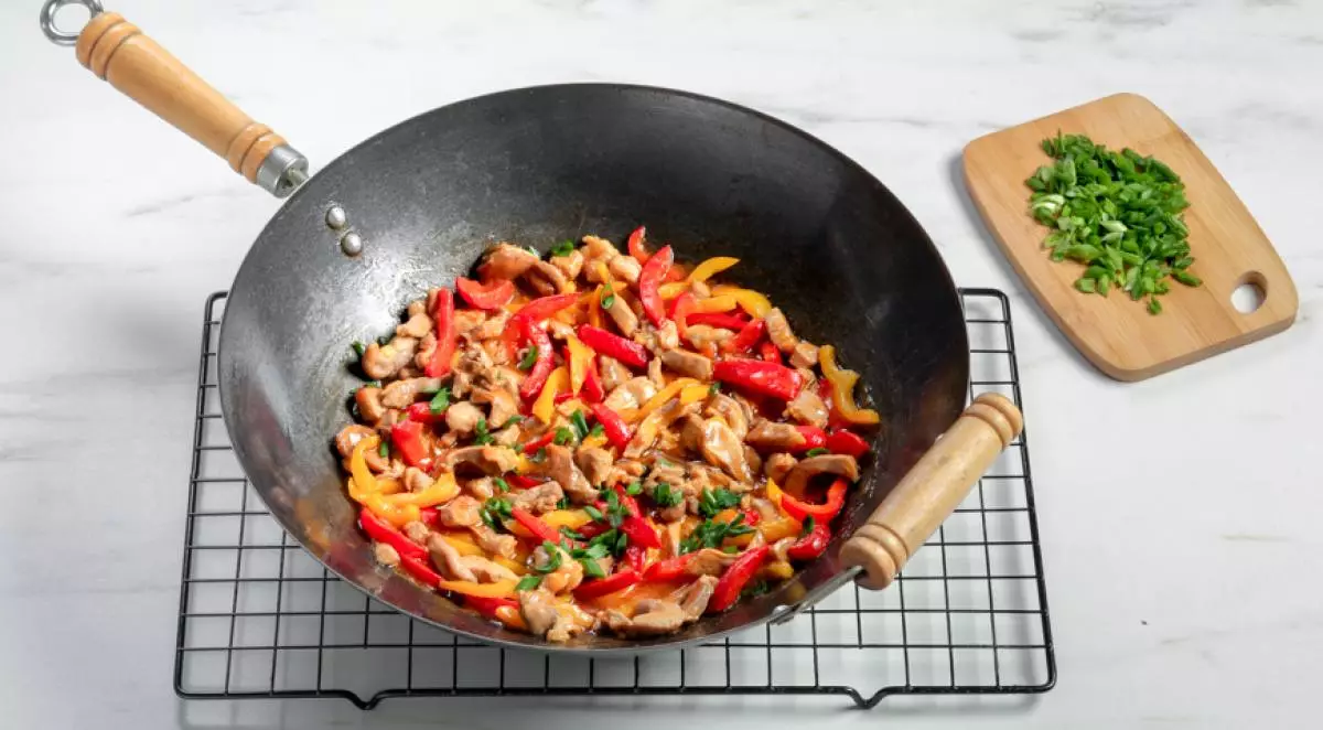 Foto av förberedelse av ett recept: Turkiet med grönsaker och schreachsås i en asiatisk wok, steg nummer 4