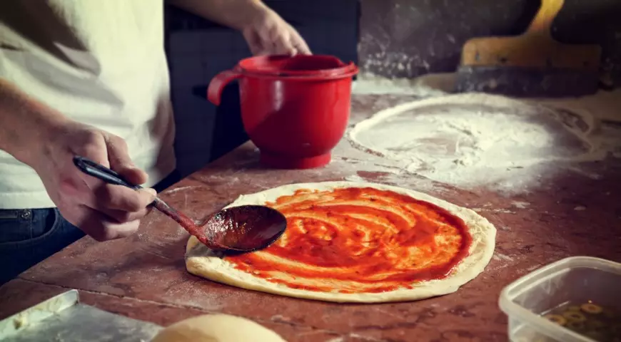 Kuinka korjata 8 virheitä, jotka ovat sallittuja pizzan ruoanlaittoon kotona 40199_8