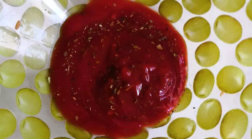 ဆီဖြည့်ရန် ketchup, ကြက်သွန်ဖြူနှင့် basil ရောနှောပါ