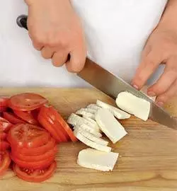 Receita de cociña fotográfica: galete con tomates e queixo, paso número 3