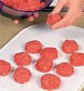 Фото приготування страви: Котлети з яловичини з картопляним пюре і помідорами, крок №4