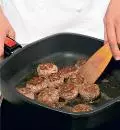 Фото приготування страви: Котлети з яловичини з картопляним пюре і помідорами, крок №5
