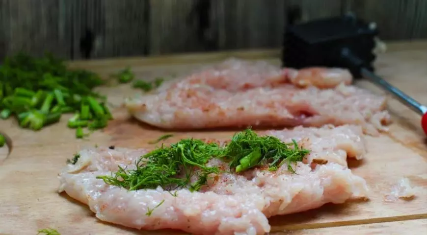 Esbandiu la carn per a rotllos amb salsa cremosa