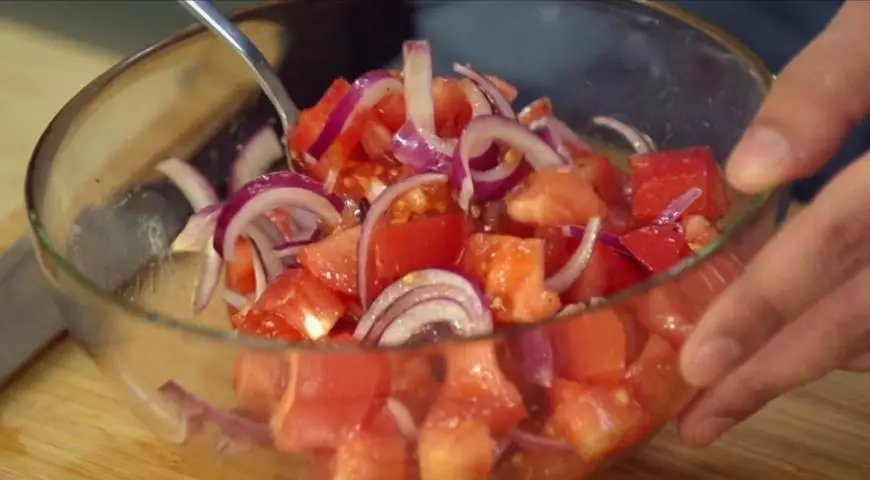 Resep masak Foto: salad karo bayem, tomat lan endhog endhog, langkah nomer 4