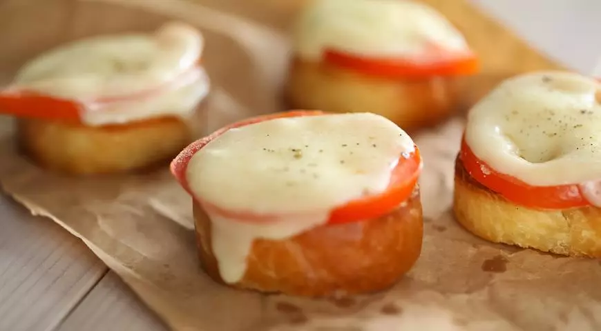 Bruschetta com tomates e suluguni