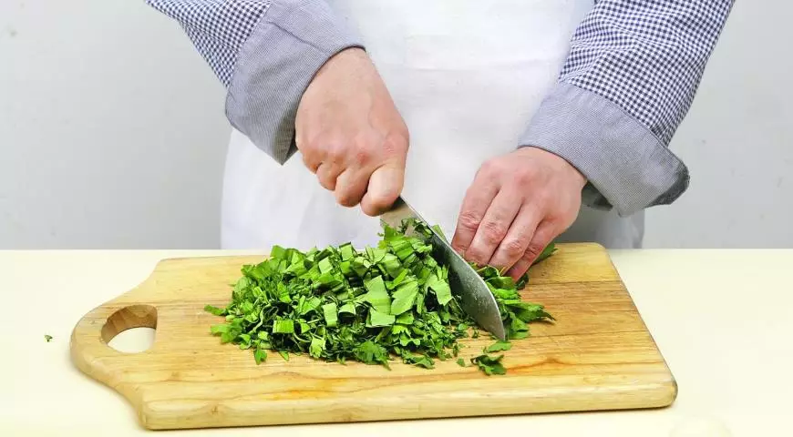 Stock Foto kuhanje recept: sir pelete s zelenilom i mazoni, korak 2