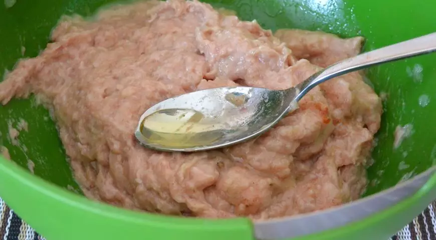 Estoque foto cozinhar receita: salsichas caseiras feita de carne picada, passo número 2