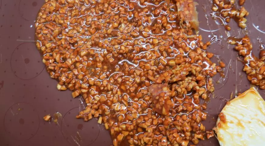 Træk karamel-møtrikmassen på et silikone tæppe