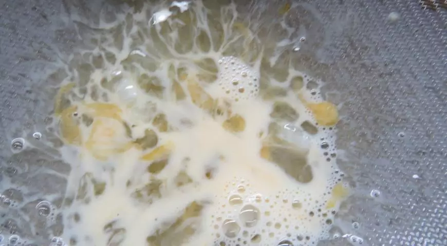 Pritvirtinkite pieno kiaušinių masę už charlotte kremo paruošimą
