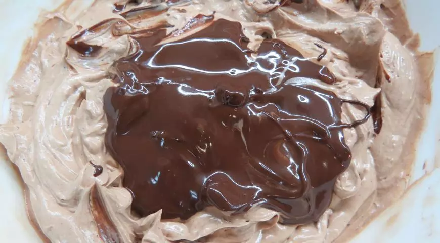 Bland den smeltede chokolade til fløde fra kakao