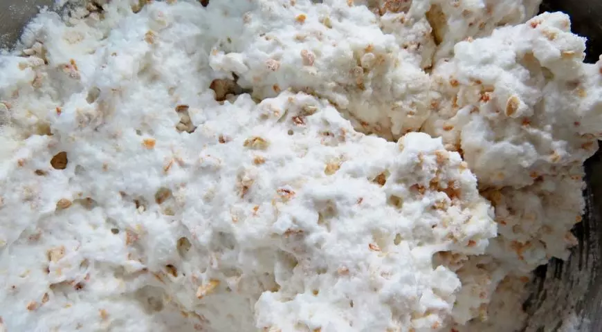 W bitej białkach dodaj mieszankę nakrętki mąki