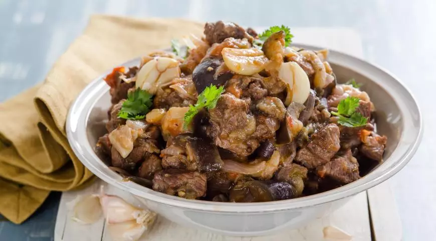 Lamb Stew ერთად ბადრიჯანი და წითელი მშვილდი