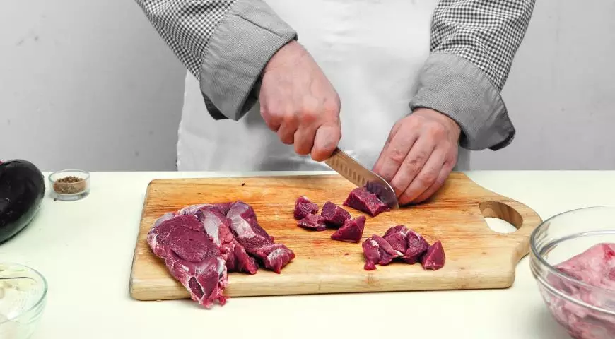 Estoque foto cozinhar receita: ensopado de cordeiro com berinjela e laço vermelho, passo número 1