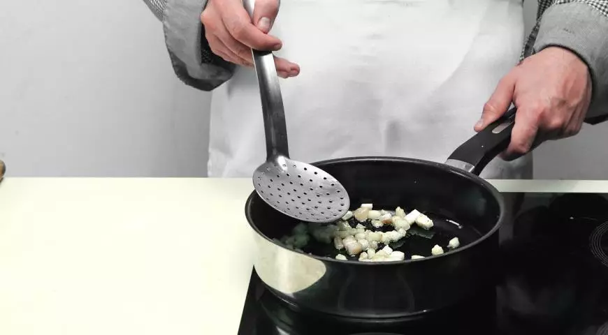 Estoque foto cozinhar receita: ensopado de cordeiro com berinjelas e laço vermelho, passo número 3