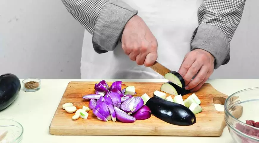 Stock Foto Coking Recipe: LAMB STEW mei aubergines en reade bôge, stap №4