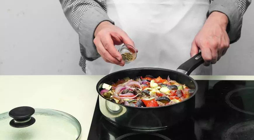 Foto da receita: guisado de cordeiro com berinjelas e laço vermelho, passo número 6