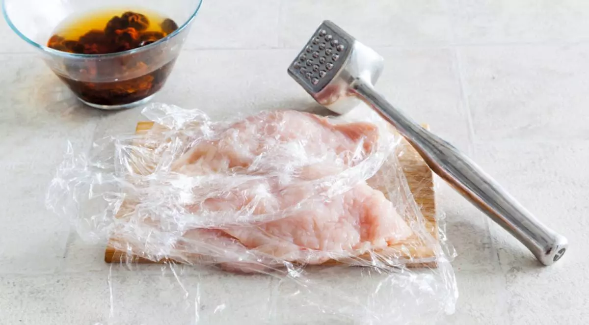 Stock Foto Tisjir Riċetta: Roll Chicken bil-pruna fil-forn, pass pass 2