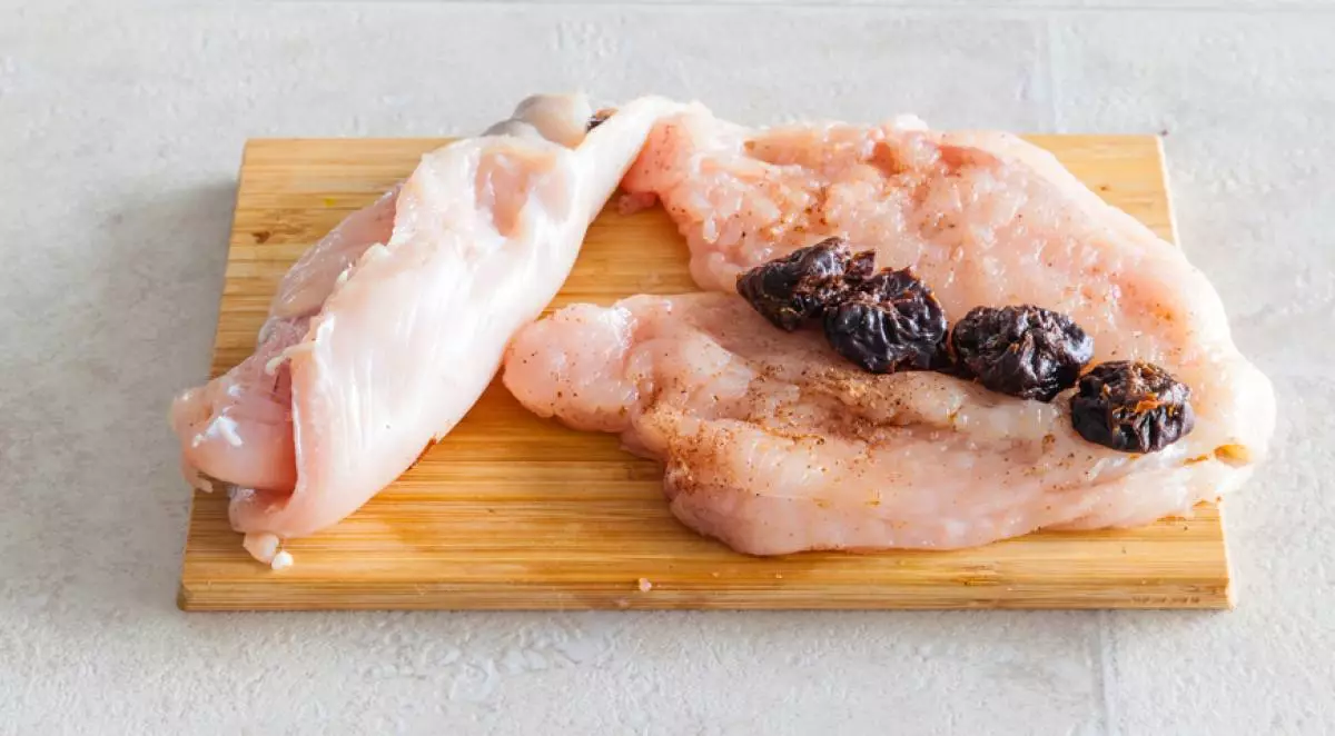 Ntụziaka foto na-esi nri: Chicken mpịakọta na prunes na oven, nọmba 4