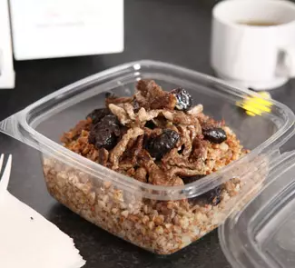 Buckwheat dengan daging lembu rebus, prun dan sos krim masam