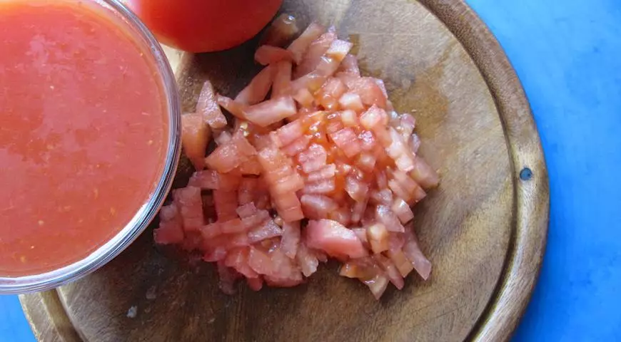 Nuimkite odą pomidorais ir supjaustykite
