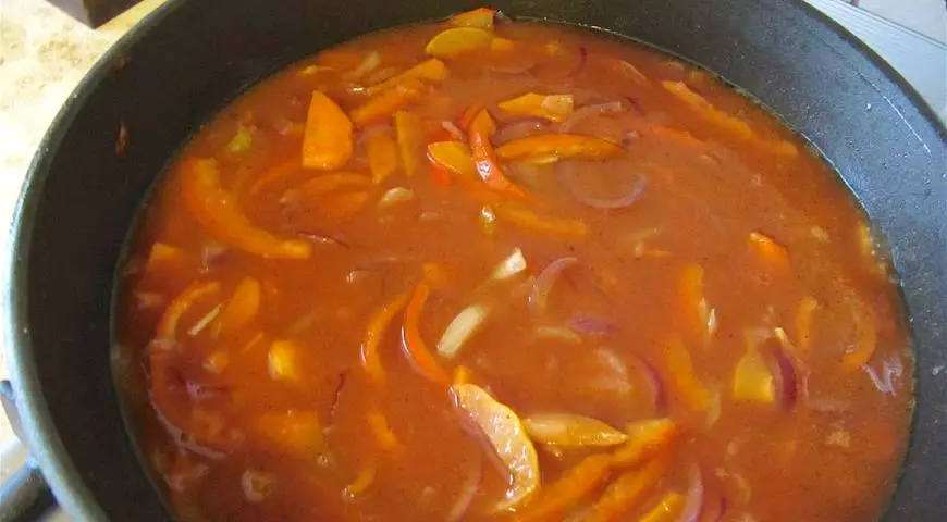 Įpilkite pomidorų, pomidorų sulčių ir makaronų