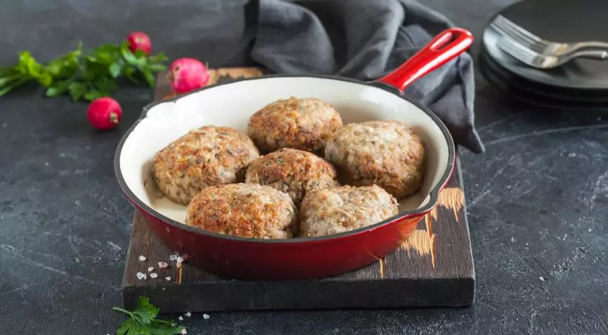 Cutlet cổ điển với rau xanh