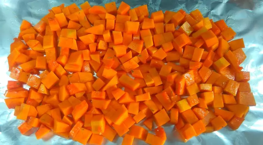 Pumpkin cut into cubes, sprinkle thyme, baked in the oven until soft