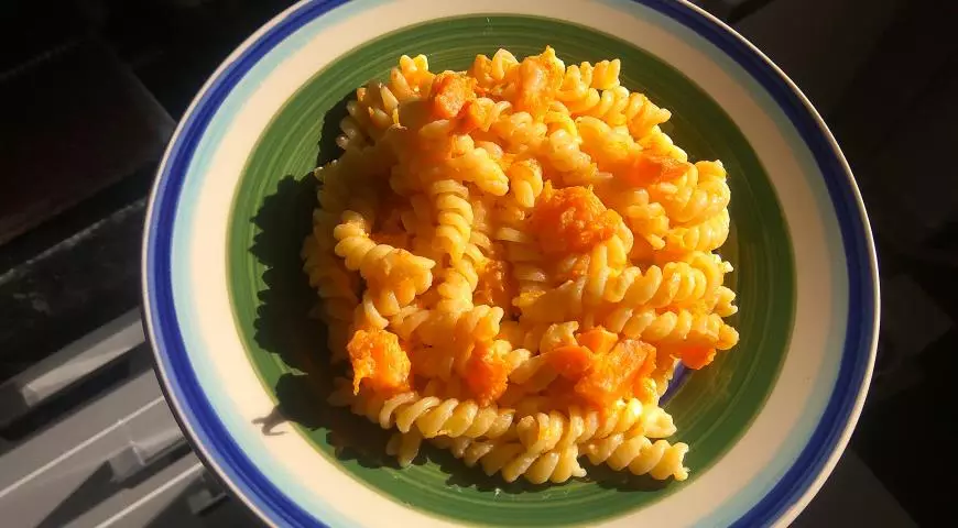 جاهز Fusilli مع اليقطين، ريكوتا وتيميز رش مع الجبن المبشور