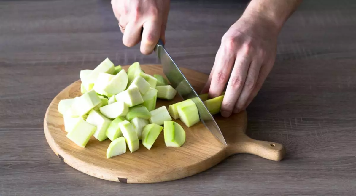 Kaukasus kaviar dengan mayones dari toko, cuci zucchini dan potong